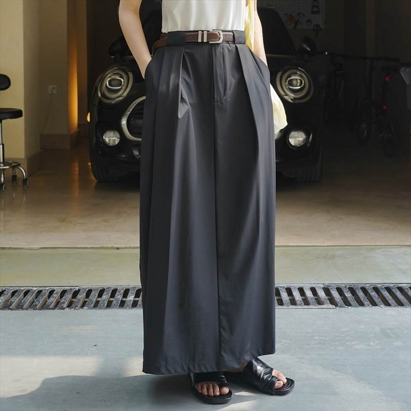 大人可愛い雰囲気漂う、体型カバーにもなるスカート登場！オールシーズン対応で、ロング丈にベルト付きのブラックカラーがおしゃれ感を演出します。スニーカーコーデやヒールとの相性も抜群で、どんなスタイルにも合わせやすい一枚です。色展開 ブラックサイ...