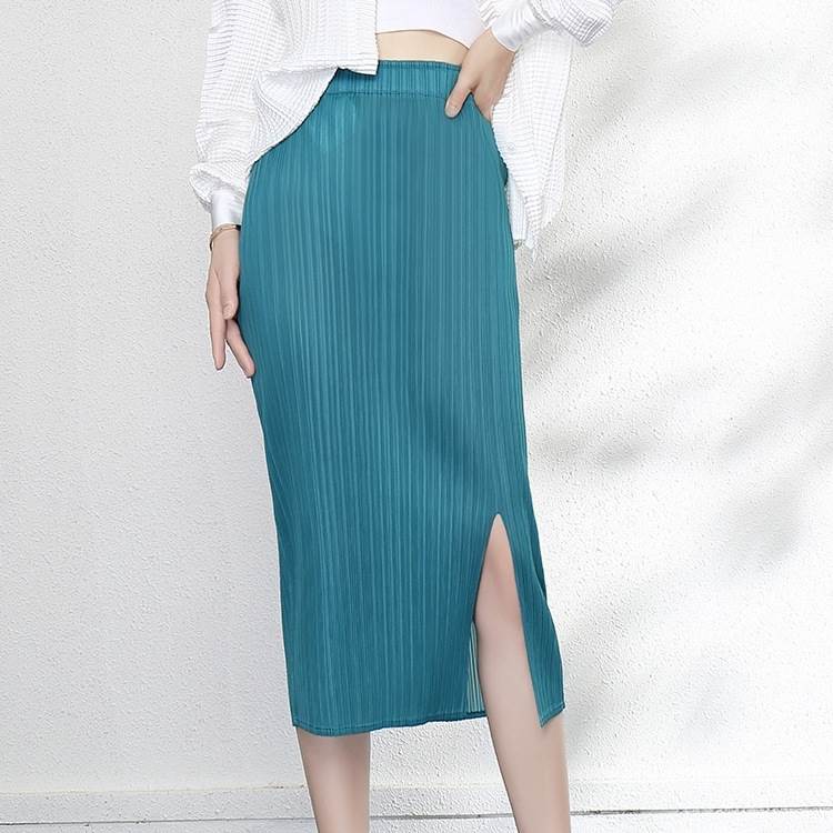 サイドに施されたスリットがさり気なくセクシーさを演出するペンシルスカートです。春夏秋にかけて活躍するひざ下のミディアム丈で、タイトなシルエットが美脚効果を発揮します。グリーンやブルーの無地デザインは、どんなトップスとも相性抜群で着回し力抜群...