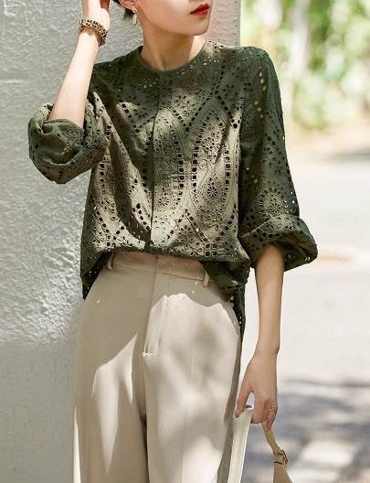 ラウンドネックの襟元と程よい透け感が女性らしいトップスです。カジュアルスタイルにもきれいめスタイルにも対応できる万能アイテムです。シャツの裾をフロントインしても、こなれた印象に見せてくれます。自分流のコーディネートが楽しめる1枚です。色展開...