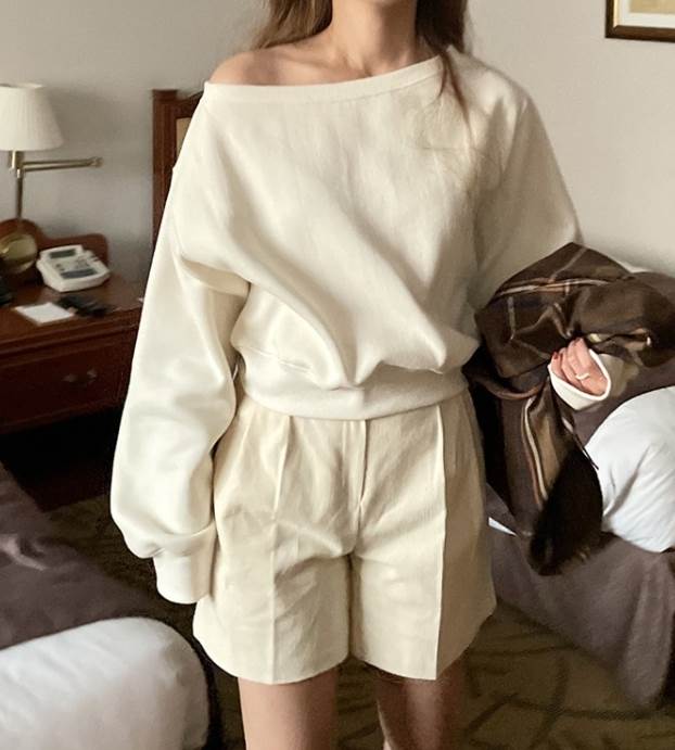 オフショルダーでセクシーな秋のマストアイテムのトレーナーです！ショート丈のデザインが心地よく、二の腕をさりげなくカバーしながらもオーバーサイズのシルエットがこなれ感を演出します。普段使いはもちろん、外出や多様なシーンで活躍するアイテムです。...