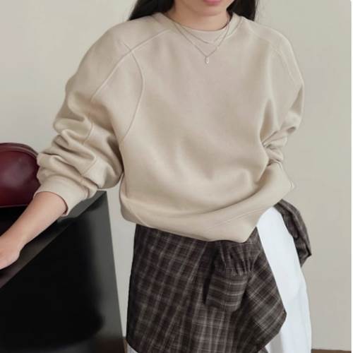 秋冬を彩る、ゆったりラフな着こなし！カジュアルトップス。どんなシーンにも馴染むベーシックデザイン、淡色カラーでナチュラル感をプラス。暖かく、1枚で決まる手軽さで、日常使いからお出かけまで幅広く活躍します。色展開 ベージュ パープルサイズ M...