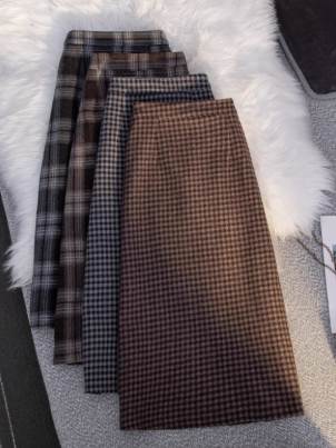 秋冬の定番アイテム、台形スカートのご紹介です！ひざ下のミディアム丈で、Aラインシルエットが女性らしさを引き立てます。ハイウエストデザインとウエストゴム仕様が、快適さとすっきりとしたスタイルを両立。さらに、スリットが入っていることで動きやすさ...