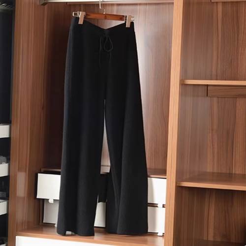 秋冬にぴったりなボトムスです。楽ちんな穿き心地と美脚効果を兼ね備えたアイテムです。普段使いからリモート飲み会や宅飲み、お泊まりなど、様々なシーンで活躍できる一着です。シンプルな無地で、カラーバリエーションも豊富なので、デイリーコーデに取り入...