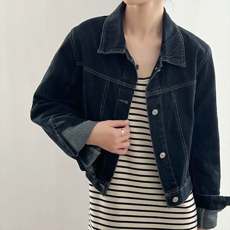 1枚持っていて損はない定番アイテムのデニムジャケット。シンプルでカジュアル、そして大人こなれた雰囲気を演出してくれる嬉しいアイテムです。ポロカラーの襟や前開きのデザインが、レトロでクラシカルな雰囲気を演出してくれます。どんなスタイルにも合わ...