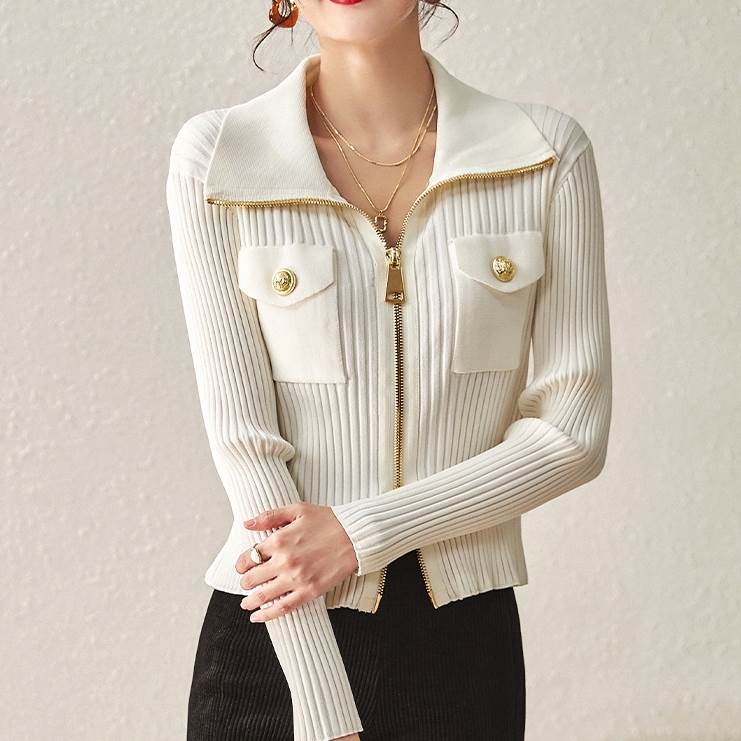 ダブルジップがカジュアルな印象の細身カーディガンが入荷しました！大きめの襟付きのショート丈で、大人可愛いスタイルが演出できる一枚です。モノトーン展開がどんなコーディネートにも合わせやすく、ロマンティックな雰囲気を演出します。都会的でエレガン...