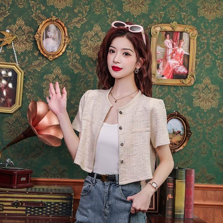 清楚な印象を演出するショート丈のレディースツイードジャケットです。ラウンドネックとツイード素材が高級感を引き立てるチェック柄が春夏の装いにぴったり。10代から40代の幅広い層におすすめのアイテム。体型をカバーしてくれる着心地のよさや、着回し...