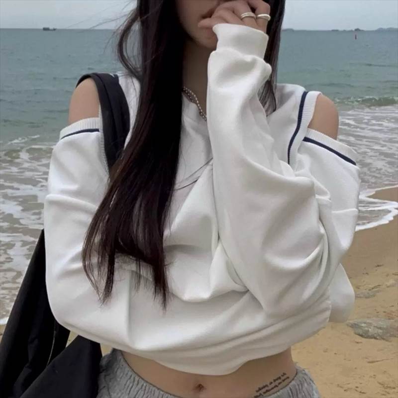 トレンド感満載なオープンショルダーのプルオーバースウェットトップス。ホワイト地にコントラストカラーのラインがポイント。また、ラウンドネックとショート丈がルーズ感のある抜け感を演出し、ハイウエストのボトムスとの相性も抜群です。ラフカジュアルや...