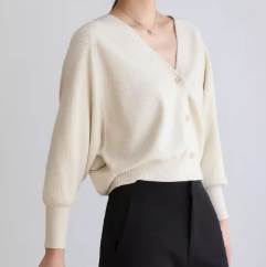 レディース用のシックなカーディガン。ドルマンスリーブがアクセントとなり、上品な印象を与えます。Vネックラインが顔周りをすっきりと見せ、スマートな印象を演出します。色展開 アプリコット レッド バイオレット グレー カーキ 黒 青 黄緑 緑サ...