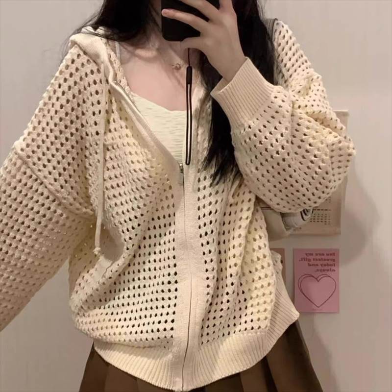 大人可愛い、フェミニンなパーカーで春夏のスタイルに華を。前開きのデザインとフード付きで、シンプルながらもこなれ感たっぷり。透け感のある素材が、ラフでありながらもフェミニンな雰囲気を演出します。無地でベーシックなクリームカラーが、アウトドアや...