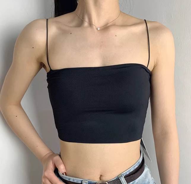 このキャミソールはボトムスを選ばず合わせやすく、季節やシーンを選ばず活躍する優れもの。シンプルなデザインなので、どんなスタイルにも馴染み、幅広い年代の方にお楽しみいただけます。色展開 ブラック コーヒー ベージュ ホワイト ブルー ダークグ...