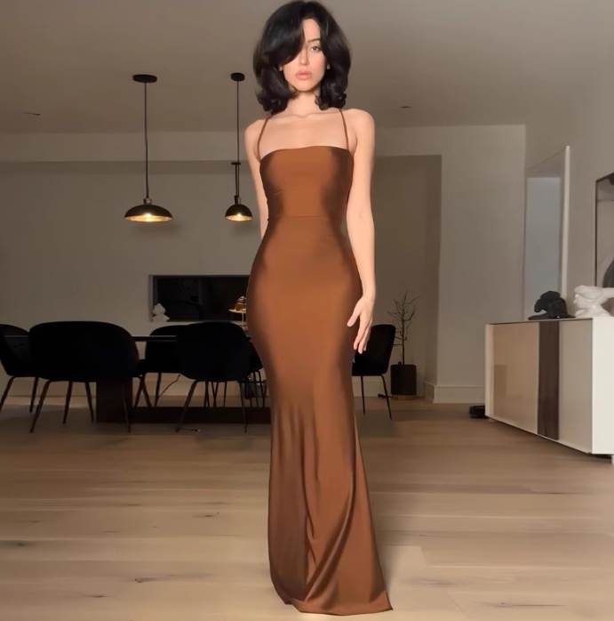 キャミソールタイプのワンピースドレスです。膝下からロングの着丈で、細身でスリムなシルエットが女性らしさを演出してくれます。背中の開きやレースアップデザインがエレガントで上品な印象を与え、主役級の存在感を放ちます。色展開 茶色 黒 赤サイズ ...