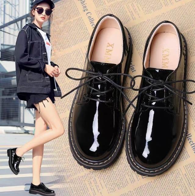 美脚効果抜群のボリュームレースアップシューズで、脚長スタイルを叶える。ラウンドトゥと厚底デザインが幅広でも安心の履き心地を提供。クールでスタイリッシュなフェイクレザーが、高見えとこなれ感をプラス。オールシーズン使える万能アイテムで、普段使い...