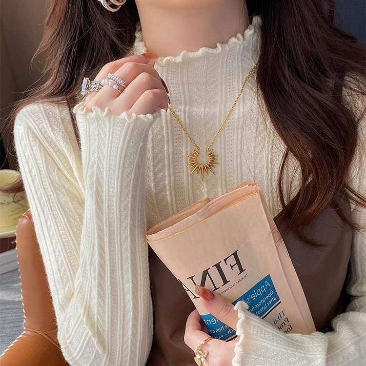 イマドキ女子に大人気のトップス落ち着いたミディアム丈で、シンプルでありながらも上品な装いを演出します。ハイネック仕様で首元を華やかに見せつつ、タイトなシルエットで女性らしい曲線美を引き立てます。秋冬にぴったりな暖かい素材で、上品さと快適さを...