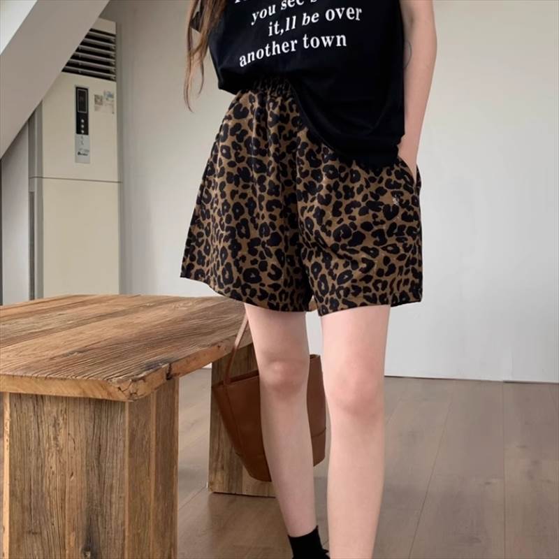 レオパード柄がかわいいショート丈のパンツハイウエストで美脚効果が期待できますウエストゴムで着心地も楽ちんです色展開 レオパードサイズ S M Lサイズ(cm)S /ズボン丈 40 /ウエスト 64 /ヒップ 76M /ズボン丈 41 /ウエ...