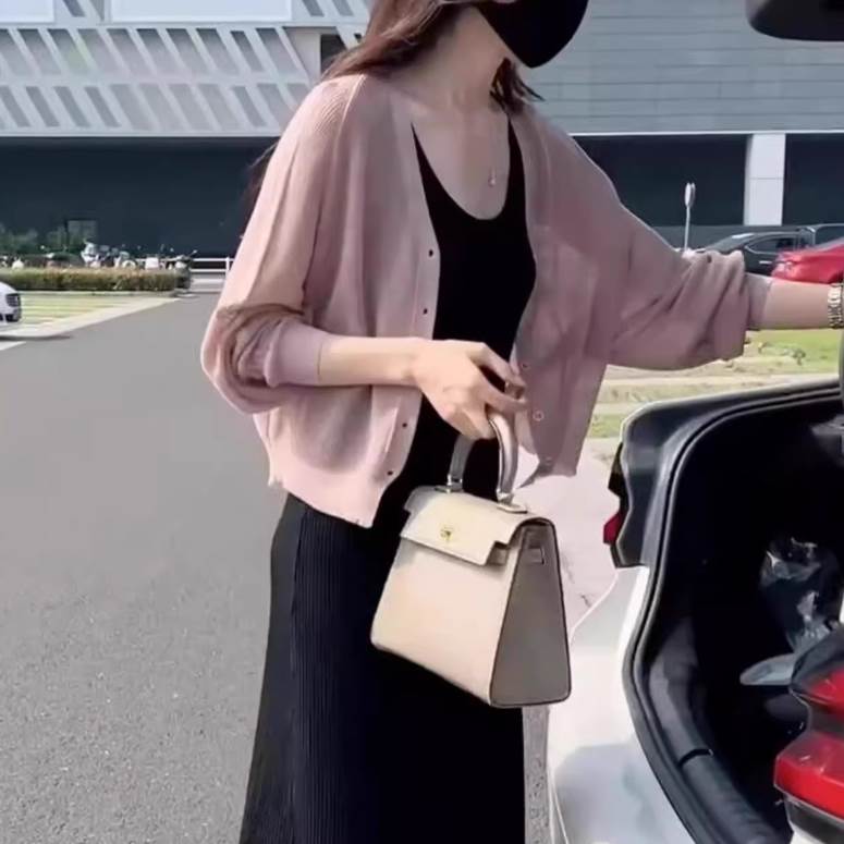 シンプルで上品なニットカーディガン何にでも合わせやすいデザインですピンク、ホワイト、ブラック、アプリコットのカラー展開です色展開 ピンク ホワイト ブラック アプリコットサイズ S M L XLサイズ(cm)S /着丈 54 /バスト 94...