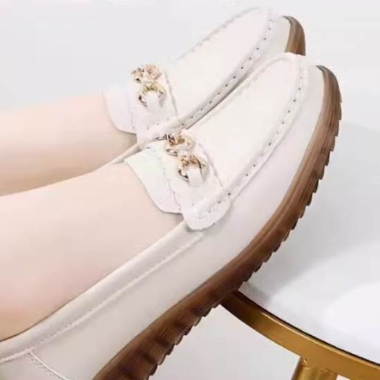 柔らかい本革を使用したこのレディーススリッポンシンプルでありながらも存在感のあるデザインですカジュアルからきれいめスタイルまで活躍します色展開 オフホワイト ホワイト ブラック グレーサイズ 22.5cm 23.0cm 23.5cm 24....