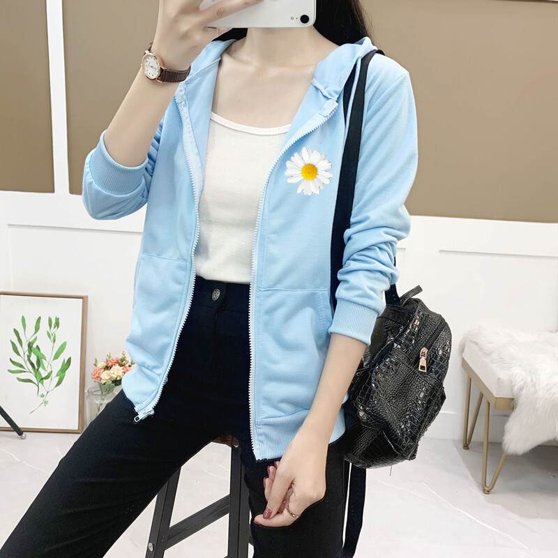 当店おすすめのパーカーは、ミディアム丈で前開きのデザインが魅力！おしゃれな花刺?が施されており、大人可愛い雰囲気を演出。カジュアルな普段使いから、女子会やデート、お泊まり、旅行まで幅広いシーンで活躍します。重ね着やレイヤードスタイルにぴった...