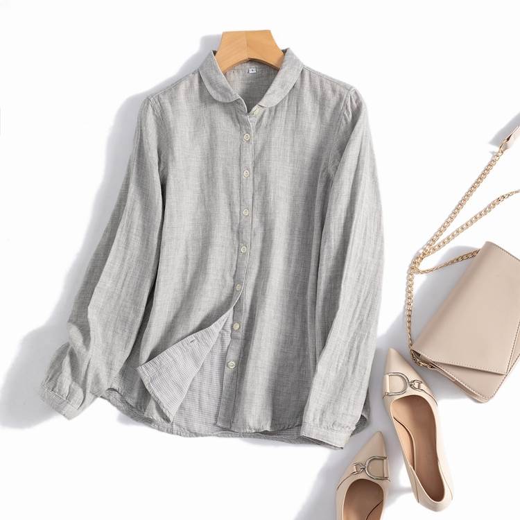 ナチュラルな雰囲気が魅力のブラウスです。丸襟の柔らかなデザインも可愛くオススメの一着となっています。色展開 グレー ホワイト ブラック/ホワイト ブルーサイズ S M L XLサイズ(cm)S /着丈 67 /バスト 90 /肩幅 37 /...