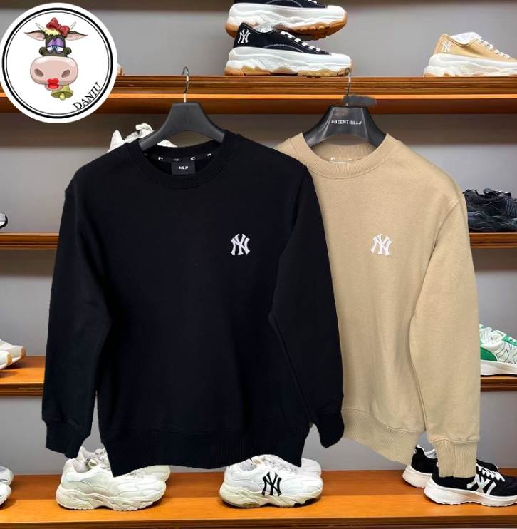 バッグの大きいロゴが目立つスウェットインパクト大なので1枚できても様になります。色展開 ブラック ベージュサイズ S M Lサイズ(cm)S /肩幅 48 /胸囲 113 /袖丈 82 /着丈 67M /肩幅 51 /胸囲 118 /袖丈 ...