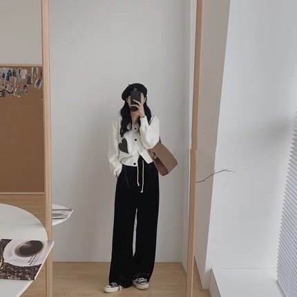 トップスとパンツのセット。ストリートに着用できるアイテム。色展開 ホワイト ベージュサイズ S M L XLサイズ(cm)S /着丈 53 /バスト 92 /ウエスト 64M /着丈 54 /バスト 96 /ウエスト 68L /着丈 55 ...