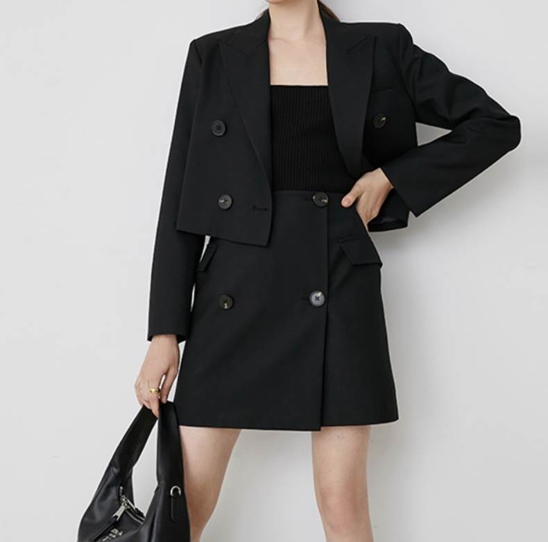 ジャケットとスカートのセットアイテム。スリムなサイズ感。色展開 ブラックサイズ M Lサイズ(cm)M /着丈 45 /バスト 96 /肩幅 40 /スカート丈 43.5 /ウエスト 68L /着丈 46.5 /バスト 100 /肩幅 41...