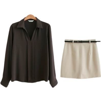 ブラウンの長袖ブラウスとベージュのショート丈スカートのセットアップです。シンプルなデザインとカラーは落ち着いた大人な雰囲気に魅せます◎＜ブラウス＞色展開 ブラウンサイズ S M L XLサイズ(cm)S /着丈 65 /袖丈 55 /バスト...