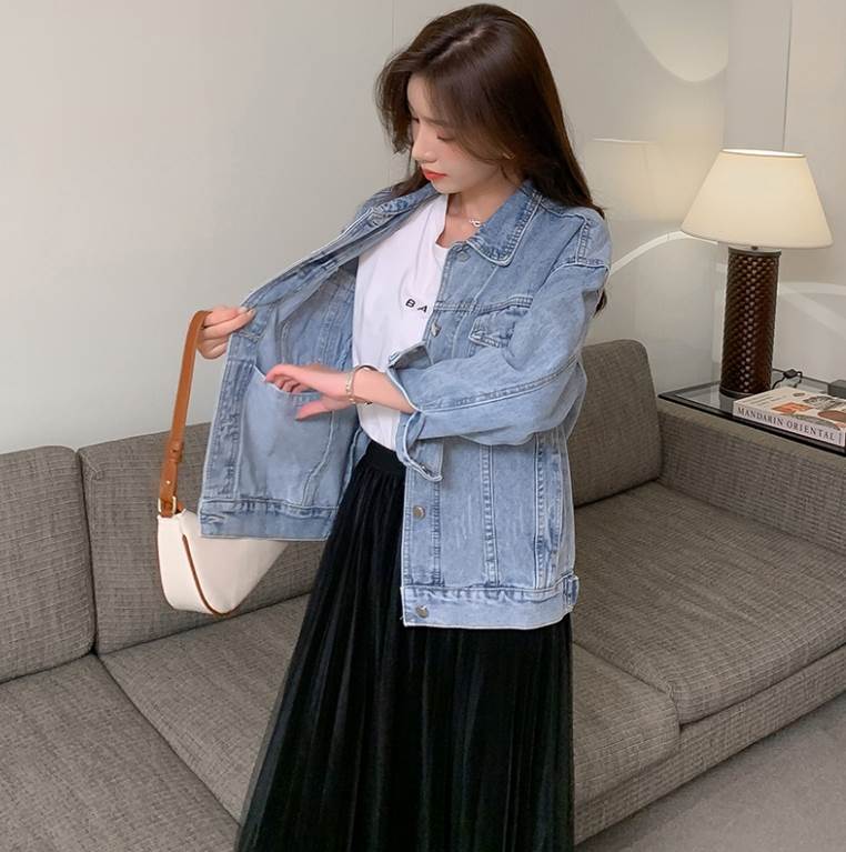 カジュアルからきれいめまで様々なスタイリングに合わせられる、大人女子にぴったりのジャケット。長袖と襟付きで、華奢な女性でもメリハリのあるシルエットを演出します。ポケットや前開きのデザインもこだわりのポイントです。カジュアル感のあるデニム素材...