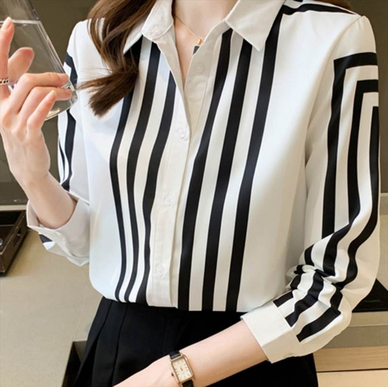 綺麗めに着用できるトップス。ストライプが特徴的なアイテム。色展開 ホワイトサイズ S M L XL 2XLサイズ(cm)S /着丈 59 /バスト 90 /肩幅 37M /着丈 60 /バスト 94 /肩幅 38L /着丈 61 /バスト ...