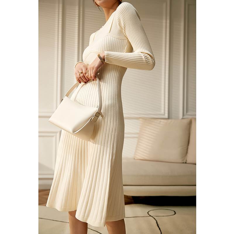 リブ生地のフレアワンピース。背中のスリットがさりげなくセクシー。色展開 ホワイトサイズ S M L XLサイズ(cm)S /バスト 60 /ウェスト 42 /ヒップ 60 /肩幅 36 /着丈 106M /バスト 64 /ウェスト 46 /...