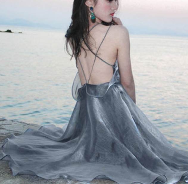 背面が可愛いアイテム。華やかな雰囲気で着用できる。色展開 グレー レッド ブラックサイズ S M Lサイズ(cm)S /着丈 109 /バスト 90 /ウエスト 67M /着丈 110 /バスト 94 /ウエスト 71L /着丈 111 /...