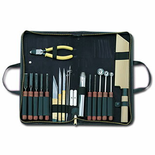 商品概要●商品名:堺孝行 （大）18本組むき物セット●仕様:（ケース入）セット●刃物など金属製品をお使いになる前に料理で使う包丁や刃物など金属製品は食材を調理した後、すぐに洗浄してください。食材が刃物についたまま、放置されますと錆や水アカの...