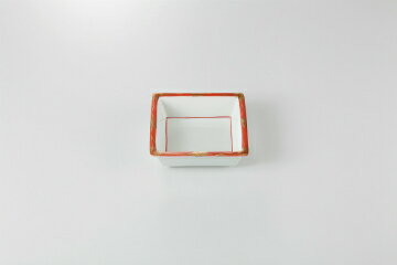 商品の仕様●赤金彩 角鉢●11.5×3.5cm●1個※商品画像はイメージです。複数掲載写真も、商品は単品販売です。予めご了承下さい。※商品の外観写真は、製造時期により、実物とは細部が異なる場合がございます。予めご了承下さい。※色違い、寸法違...