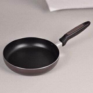 フッ素樹脂加工のフライパンです。少ない油でヘルシーに調理ができます。お手入れ簡単で汚れにくく、傷つきにくい。丈夫で長持ち、衛生的で人気商品です。家庭用にオススメです。商品の仕様本体サイズ:全長360×幅205×高さ75mm、皿の高さ40mm...