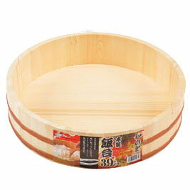 木製の飯台です。木製なので余分な水分を吸い取り、ベタつかず、美味しい寿司飯ができます。うどん・そうめん・そばなどを盛るのもオススメ！和の雰囲気を楽しむことができます★商品の仕様本体サイズ:外径390×高さ90mm 製品重量:(約)940g材...