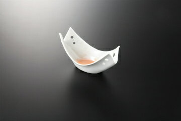 商品の仕様●ラスター 舟型透かし鉢●19.2×9.6×9.5cm●1個※商品画像はイメージです。複数掲載写真も、商品は単品販売です。予めご了承下さい。※商品の外観写真は、製造時期により、実物とは細部が異なる場合がございます。予めご了承下さい...