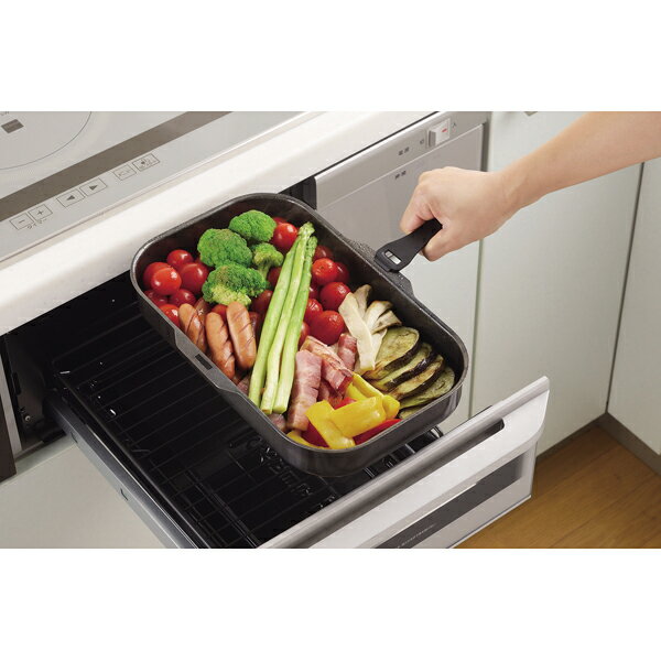 角型グリルパンです。鉄製蓋付きだからふっくら旨味を凝縮！遠赤外線で中からふっくら、対流熱でムラなく焼き上げます。高火力で石窯風に仕上げるからご自宅で簡単に本格的な味が楽しめます。コンロやレンジと同時に調理できるから毎日忙しい方にもおすすめで...