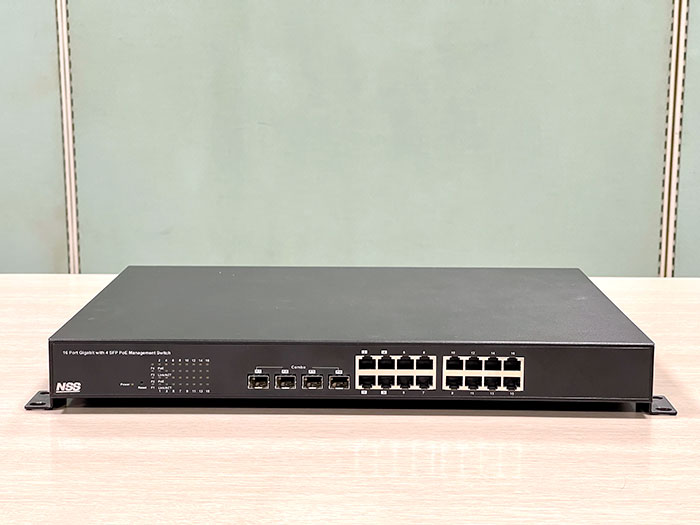 【新古品 デモ機使用 箱無し】 NSS NSIE8164GSE ギガビット対応PoEスイッチングハブ(16ポート) コンボSFP4ポート付1U19インチラックマウントサイズ ※掲載の写真が全てとなります。 ※新古品と十分ご理解いただいた上で...