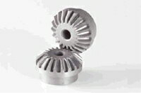 【メーカー特長】 　焼結製法の量産効果を生かして低価格化を実現しました。小型、軽量の製品です。 ・精度等級 　　 JIS B 1704 5級 ・歯形　　　　　　グリーソン ・圧力角　　　　　20° ・材料　　　　　　SMF5040(S45C...