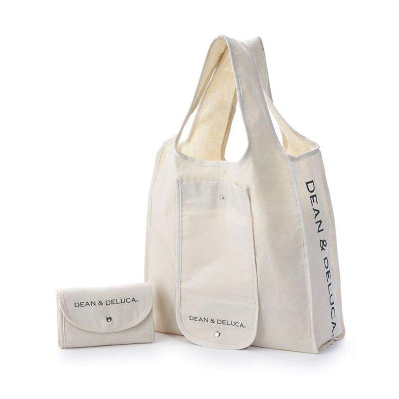 DEAN&amp;DELUCA（ディーンアンドデルーカ） ショッピングバッグ本体サイズ：縦 43cm × 横35.5cm × まち12.5cm (ハンドル内側:約20cm)折り畳みサイズ：横 約18cm×縦 約12.5cm重さ：138g折り...