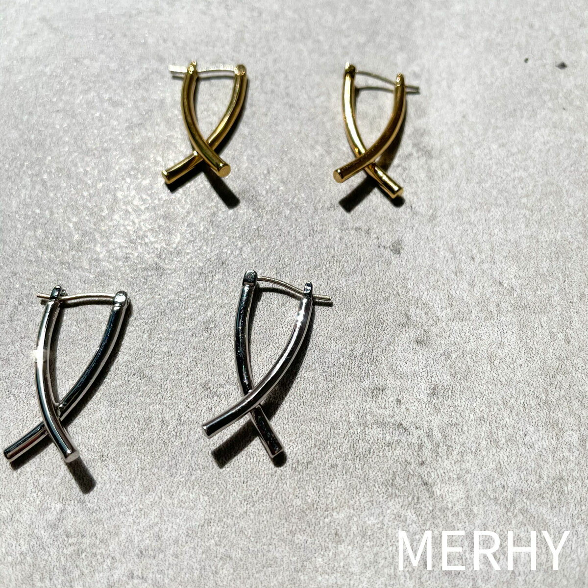 耳を包み込むようなクロスデザイン 華奢ながらもキラッと輝きます!! 縦にすっきりしたデザインで顔まわりも 華やかにシェイプアップしてくれます◎ カラー シルバー ゴールド サイズ タテ約2.7cm、ヨコ約1.2cm 素材 合金、Silver...