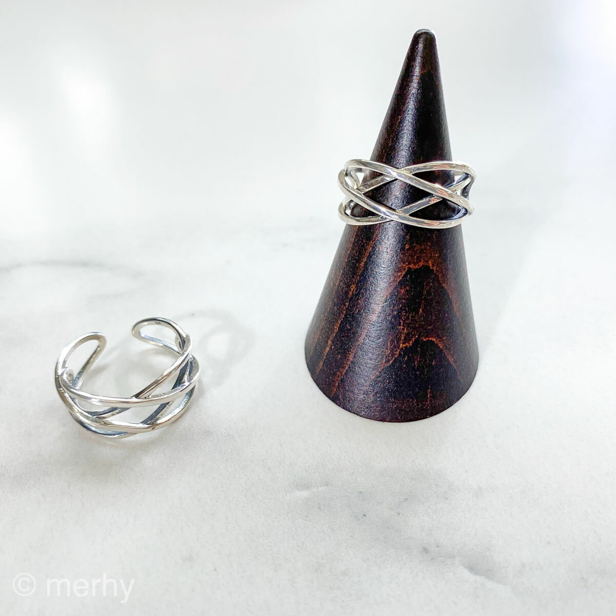 シンプルながらもレイヤードしやすいデザイン♪ 重ね付けはもちろん、1点だけでもアクセントになります!! サイズ フリーサイズ 約15号まで調整可能 素材 シルバー925 MERHY merhy メルウィー ring Silver925 シル...