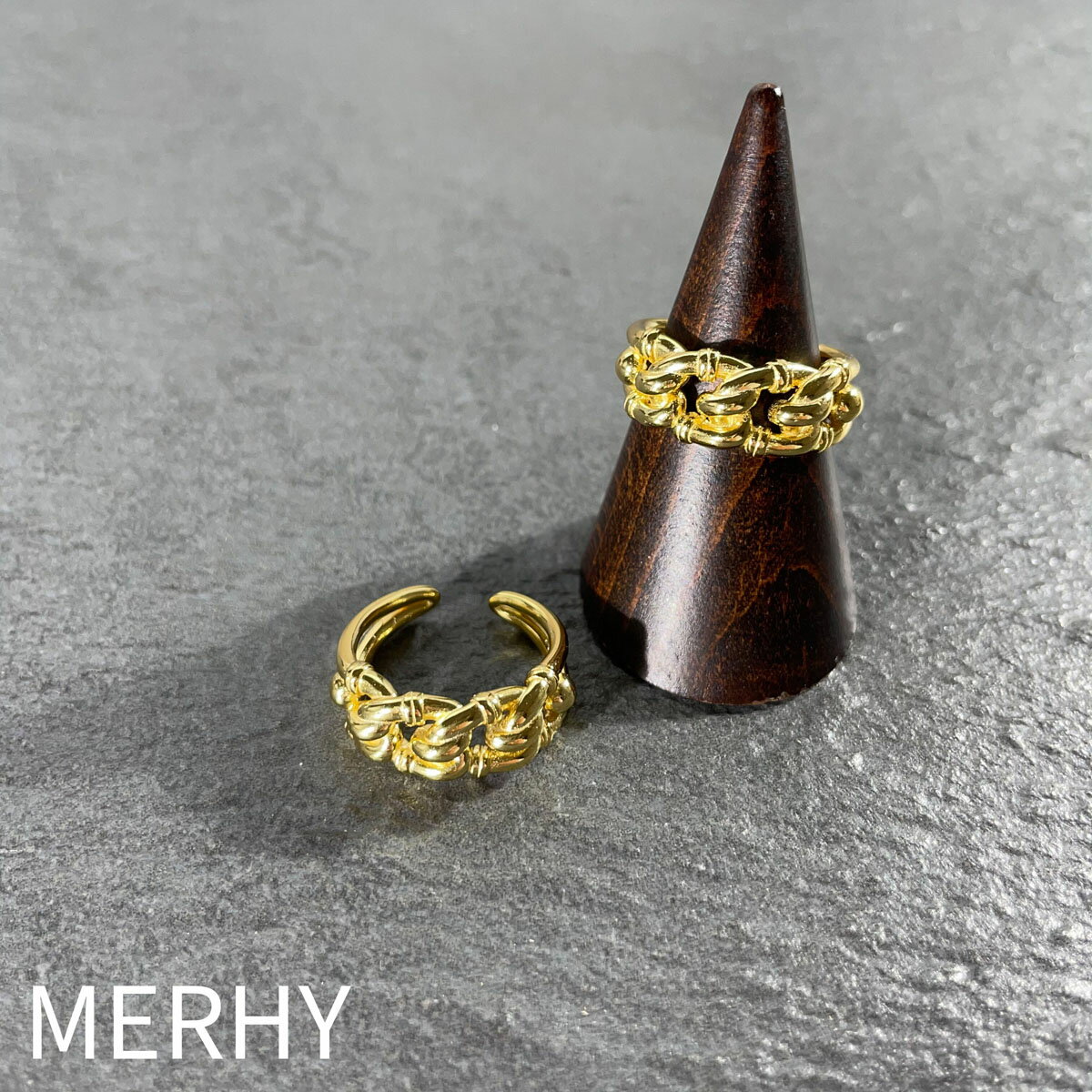 重厚感たっぷりなデザインの チェーンリングです!! キラッと輝くゴールドカラーに 少し厚みのある鎖デザインがより上品さを演出してくれます！ ※silver925素材のリングにK18コーティング加工をしております。 カラー ゴールド サイズ ...