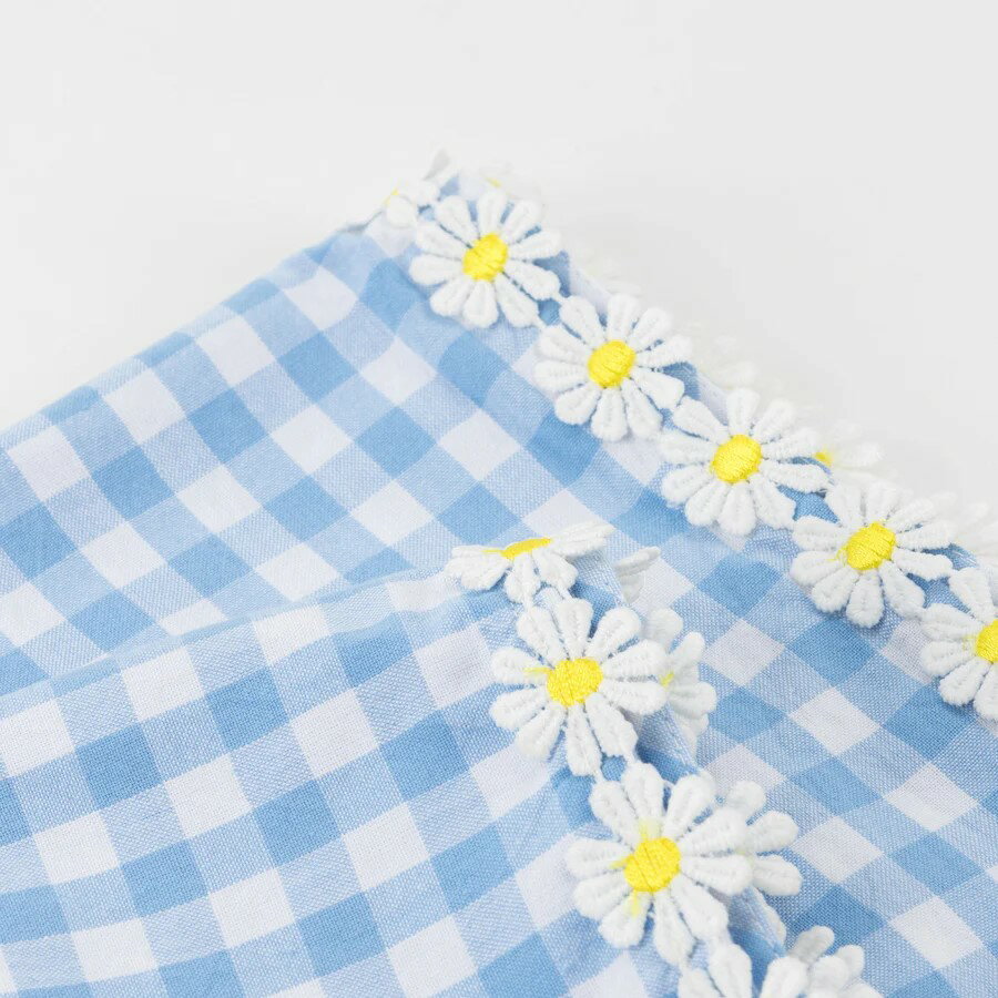 Daisy Edge Gingham Napkins 223029 ブルー×ホワイトのギンガムチェックに、可憐なデイジーの縁取りが施された華やかなテーブルナプキンです。 テーブルを明るく彩り、パーティーや特別なひとときをより素敵に演出してく...