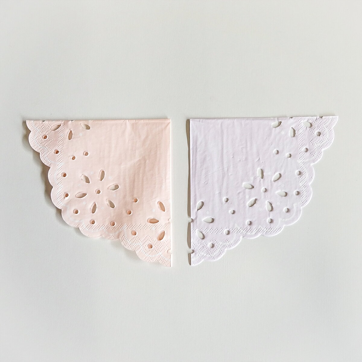 Broderie Anglaise Pink Peach Small Napkins 283569 繊細なレース刺繍「ブロドリー・アングレーズ」からインスピレーションを受けたデザイン。 ふんわりピンクとやさしいピーチカラーの2色セットで、テ...