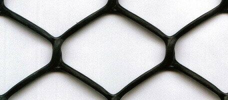 ポリエチレンを主原料とし、連続一体成形で出来る【編まないネット】のことで、編目の大きさ、糸の太さ等使用目的に応じて自由に選択出来ます。 用途は「盛土の安定」「層厚管理」「軟弱地盤表層処理」「しがら」「芝の保護」等多岐におよびます。 特長●一...