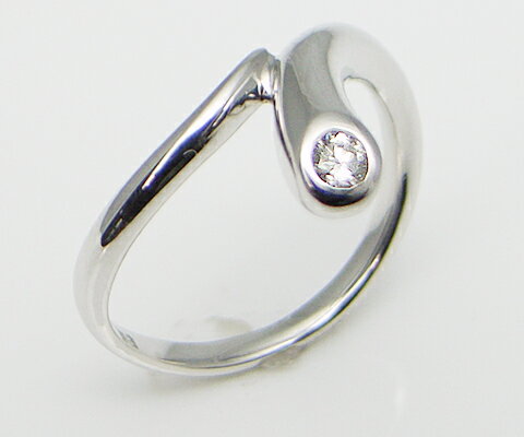 材　質 K18ホワイトゴールド K18イエローゴールド K18ピンクゴールド &nbsp; 石 天然ダイヤモンド1石 0.04ct 大きさ 最大幅 9.0mm 総重量 2.5g サイズ 1〜6号 *上記以外のサイズも可能です。お気軽にご相談...