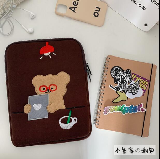 ITEMINFORMATION商品内容パソコンケース生地綿、ボリエステルなど表記サイズ写真通り 注意事項■ディスプレーにより、商品画像と実際の色が多少違う場合がございます。■サイズについて：※実寸は縫製時仕様（若干の誤差がある場合がございま...