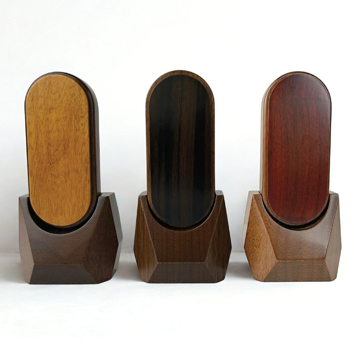 お位牌は、故人の魂をお祀りするための大切な品です。 故人様の魂に相応しいものを、四十九日までにご準備ください。 毎日の暮らしにそっと寄り添い、 大切な人を想う気持ちをやさしく包み込むー。 「礼（れい）」は、天然木の深みある素材感と、モダンな...