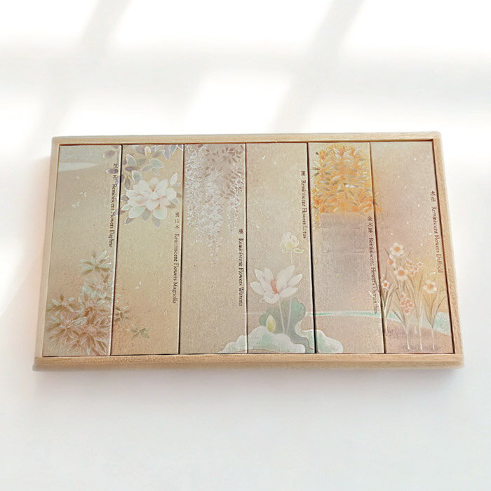 屏風絵のように美しい、桐箱入りお香セット 春夏秋冬、六つの季節の香りを 屏風絵のように並べた、桐箱入りのお香詰合せです。 桐箱を開けた瞬間、 沈丁花、泰山木、藤、蓮、金木犀、水仙—— 四季折々の花々が、一面に広がるような佇まい。 ご自宅での...