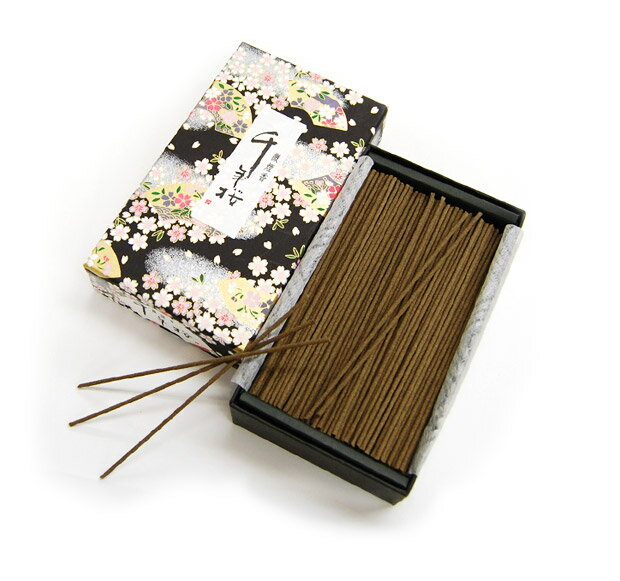 樹齢千年の桜を見て感じるのは… 悠久の歴史を生き抜き今なを 咲いては人の心をうばい 散っては世のはかなさを 感じさせてくれます この製品は千年桜のように、長い年月、朽ち果てることなく今なを清楚にして気品ある独特の芳香を放つ香木「沈香」を主原...